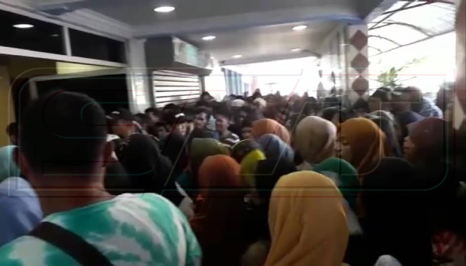 Wisma Dang Bandang Dikerumuni Pemegang IMM13 Ingin Daftar Anak-Anak ...