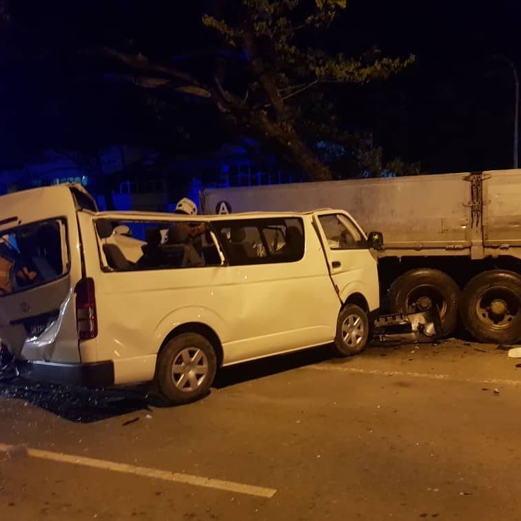 Van rempuh lori, seorang maut dan seorang lagi koma - Sabah Post