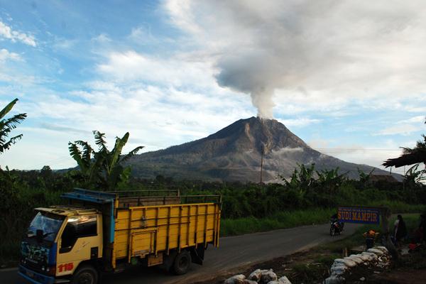 Gunung Berapi Papua Meletus Tiba-Tiba, 15 Ribu Warga Penduduk Berpindah ...