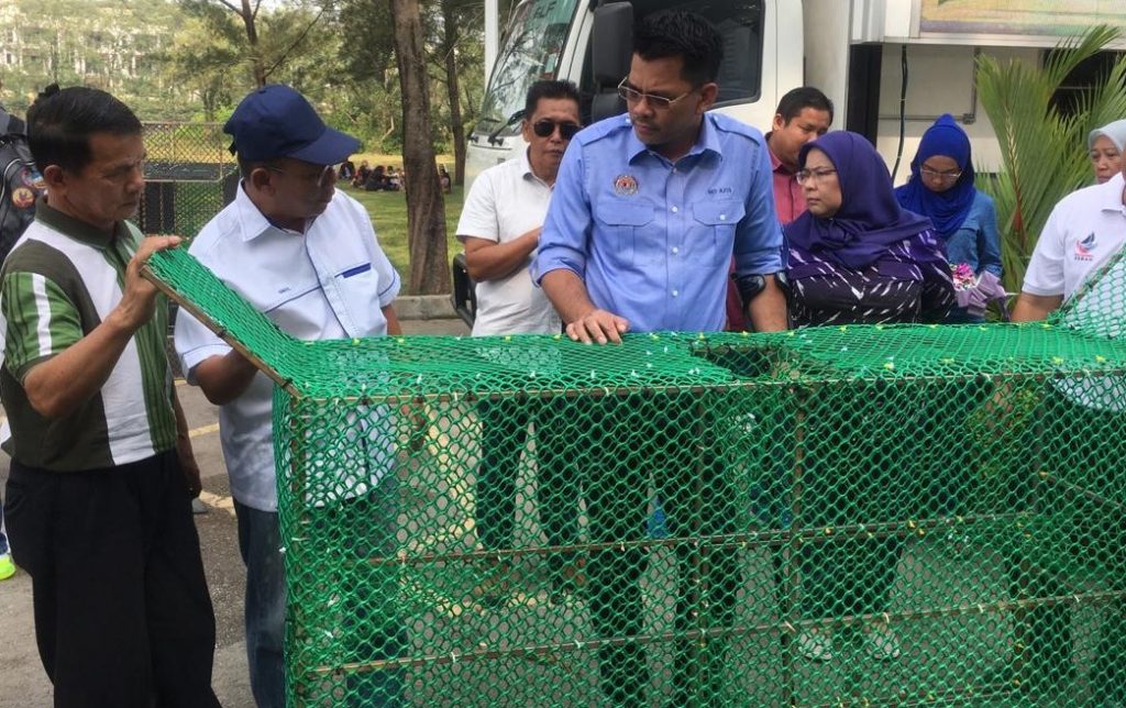 Azis Jamman Serah Bubu Hybrid Kepada Nelayan Di Sepanggar - Sabah Post