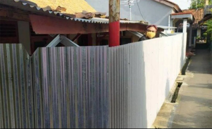 Pagar Rumah Guna Zink Elak Covid-19 - Sabah Post