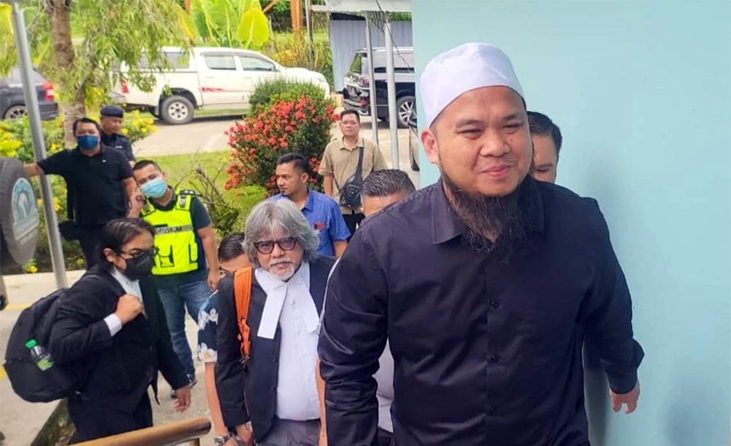 Ebit Lew Tenang, Senyum Pada Hari Terakhir Perbicaraan - Sabah Post