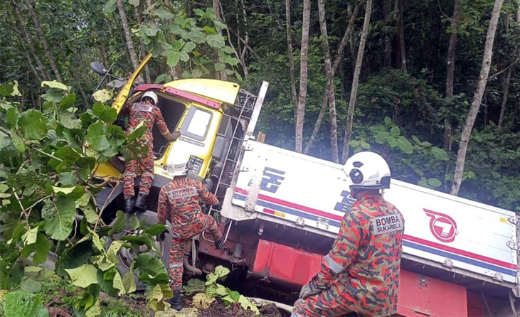 Dua Cedera, Lori 10 Tan Terbabas Di Jalan Kalabakan - Sabah Post