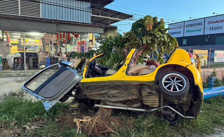 Pemandu Cedera Kereta Terbabas Langgar Pokok Di Jalan Lintas - Sabah Post